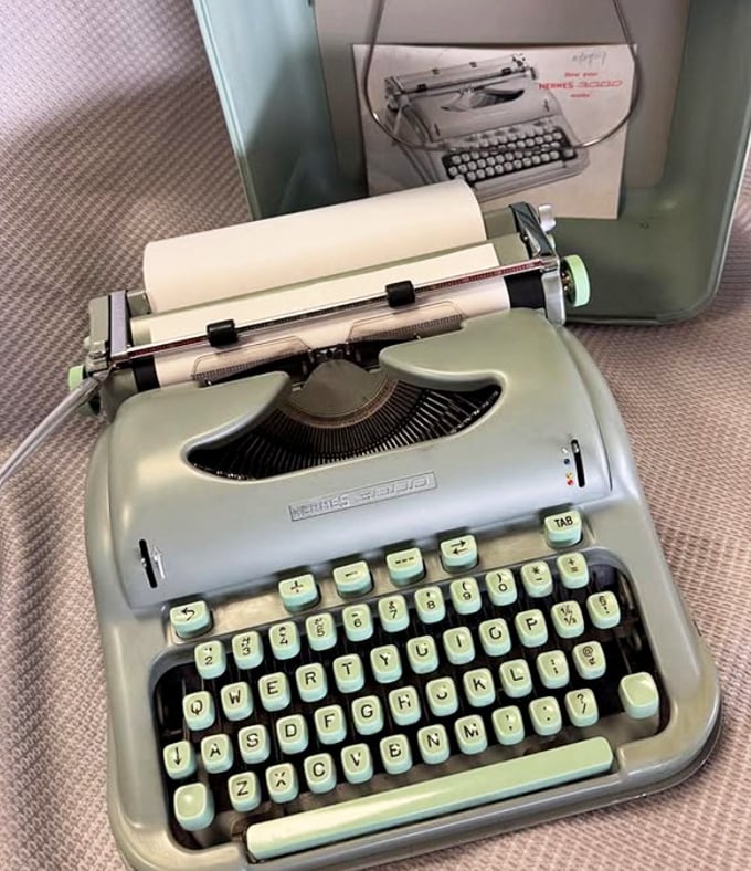 The satisfying clack of vintage keys awaits—this typewriter has probably seen more honest first drafts than most modern laptops.