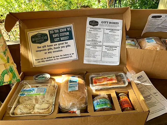 Gift boxes that solve the "what to bring" dilemma with curated Amish country treasures. Homemade happiness, ready for shipping nationwide.