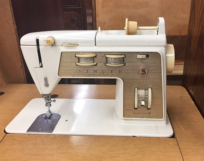 This vintage Singer sewing machine isn't just an appliance—it's a piece of American manufacturing history waiting for a new creative home.