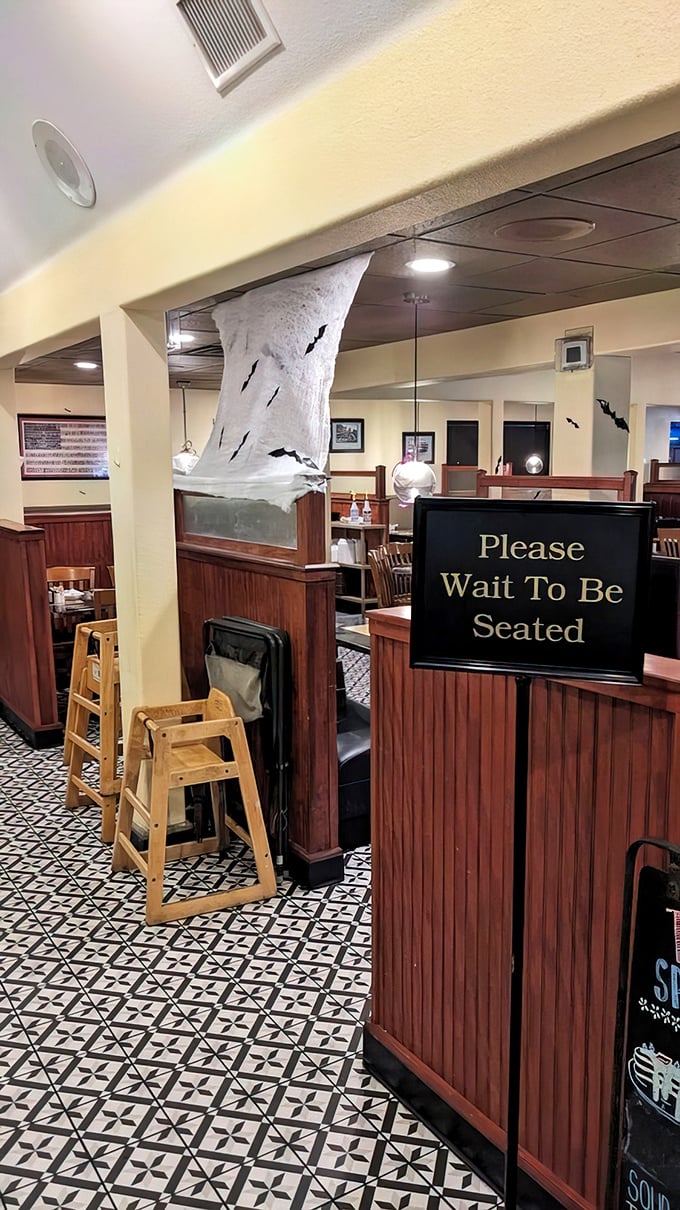 The "Please Wait To Be Seated" sign might as well say "Good things come to those who wait" – especially when those good things include legendary breakfast.