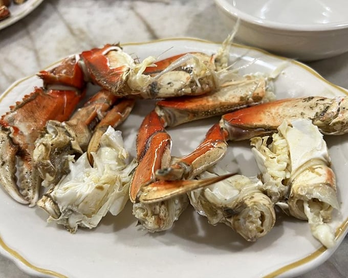 Half a crab that makes you forget the other half exists – sometimes less is actually more delicious.