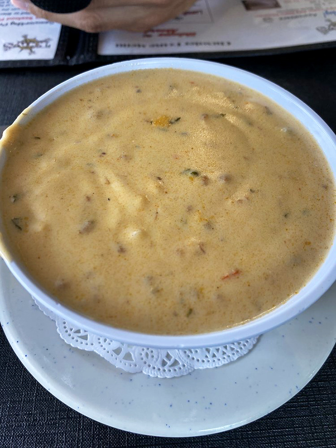 This isn't just clam chowder—it's a creamy ocean symphony in a bowl that would make New Englanders book a one-way ticket south.