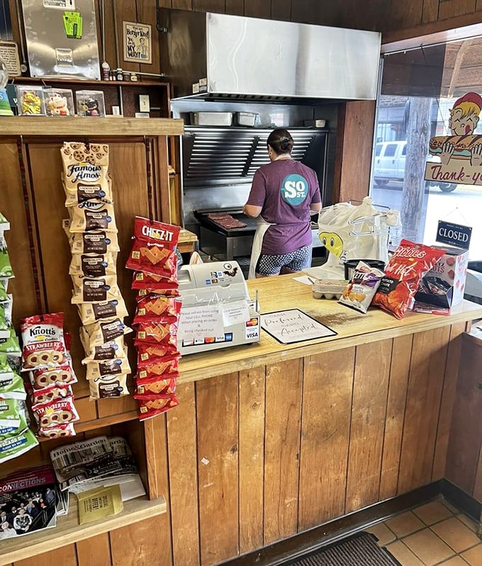 Behind this counter, sandwich artists work their magic – no pretension, just decades of know-how and the perfect balance of efficiency and care.