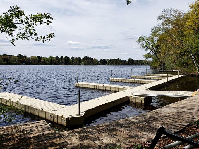 The dock invites boaters to "park and eat"—perhaps the most civilized form of transportation to dinner ever invented. Lake access never looked so appetizing.