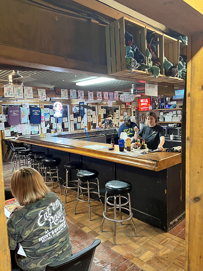 Behind this bar, there are no mixologists with waxed mustaches—just folks who know how to pour a drink that plays well with seafood.