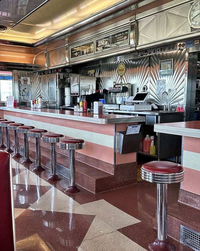 Counter seating where magic happens – watch short-order wizardry while perched on those classic spinning stools.