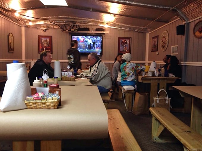 Where strangers become friends over shared crackers and mallets—the universal language of crab enthusiasts in full display.
