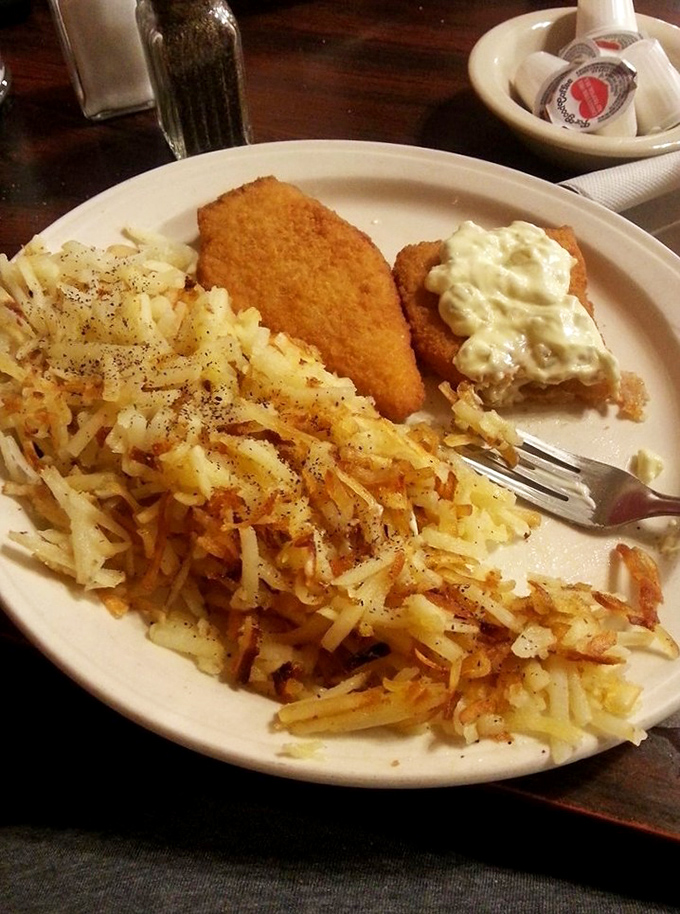 This fish dinner proves you don't need oceanfront views to enjoy perfectly prepared seafood at landlocked prices.