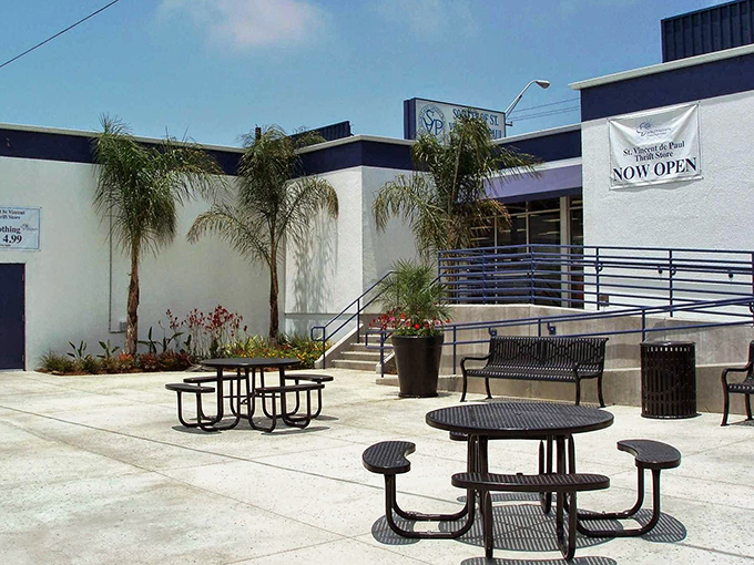 California sunshine meets thrift store charm in this outdoor seating area – a perfect spot to contemplate your bargain-hunting strategy.