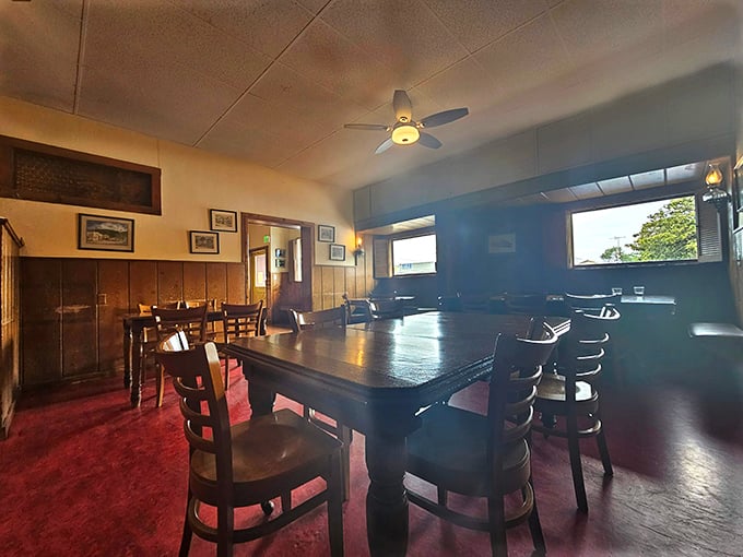 Simple tables, serious comfort – where memories marinate as long as the conversations flow.