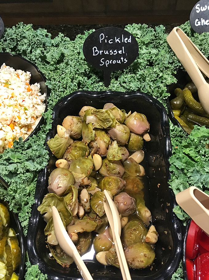 Pickled Brussels sprouts with garlic – proof that vegetables can party too. These aren't your grandmother's boiled sprouts.