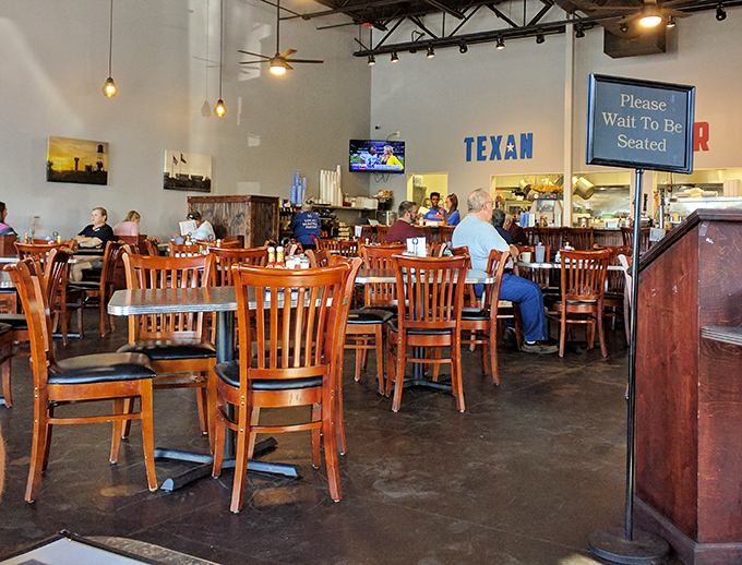 Please Wait To Be Seated – three minutes that feel like forever when the aromas of Texas comfort food are already working their magic.