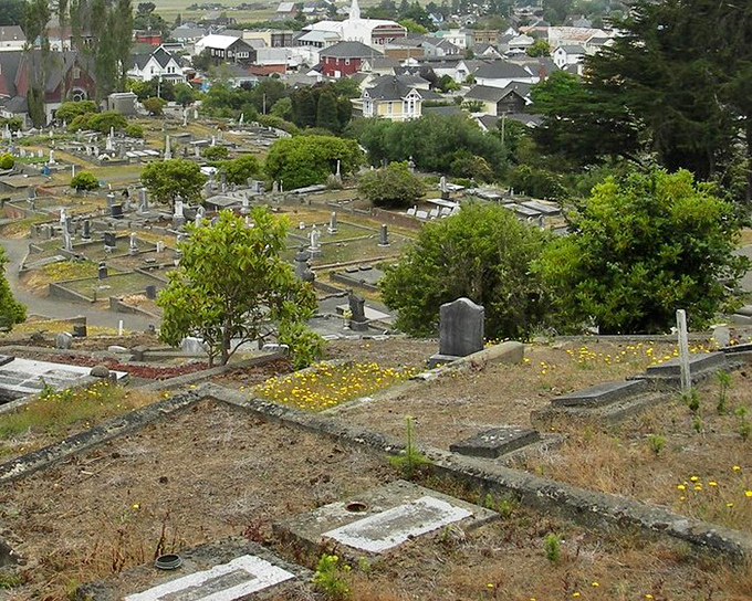 The cemetery offers both eternal rest and spectacular views—talk about real estate that's truly to die for.