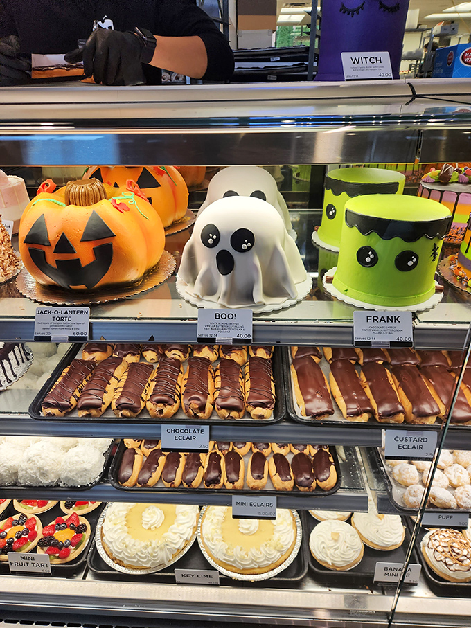 Halloween brings out Oakmont's playful side with Jack-o'-lanterns, ghosts, and Frankenstein cakes that are more charming than scary. Frightfully delicious fun!