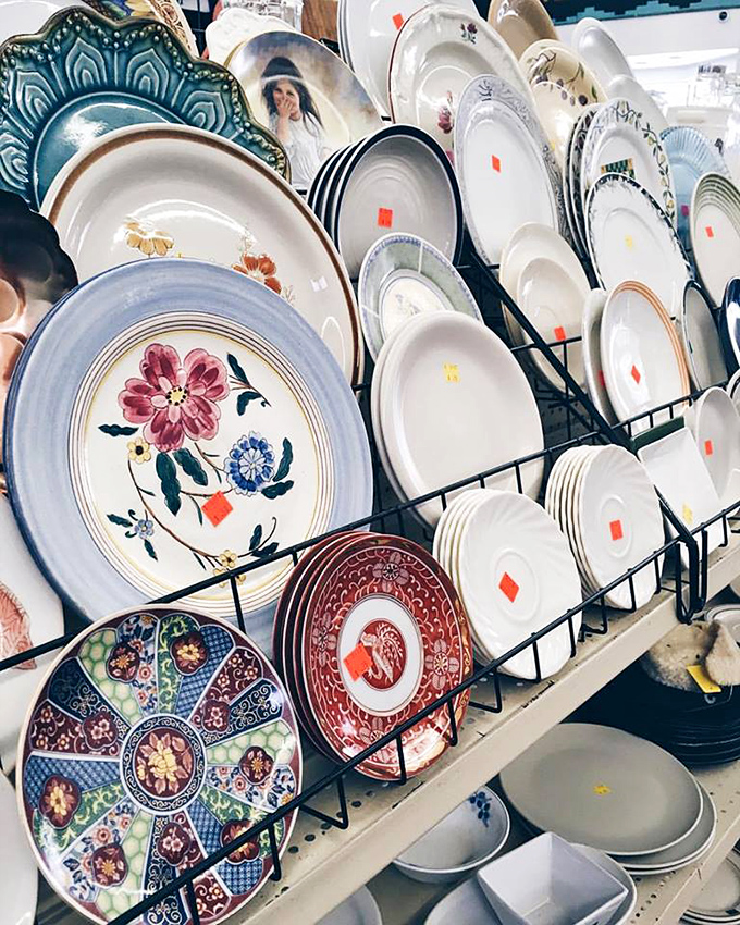 Dish display that puts modern minimalism to shame. That floral plate would make even a microwave dinner feel like a special occasion.