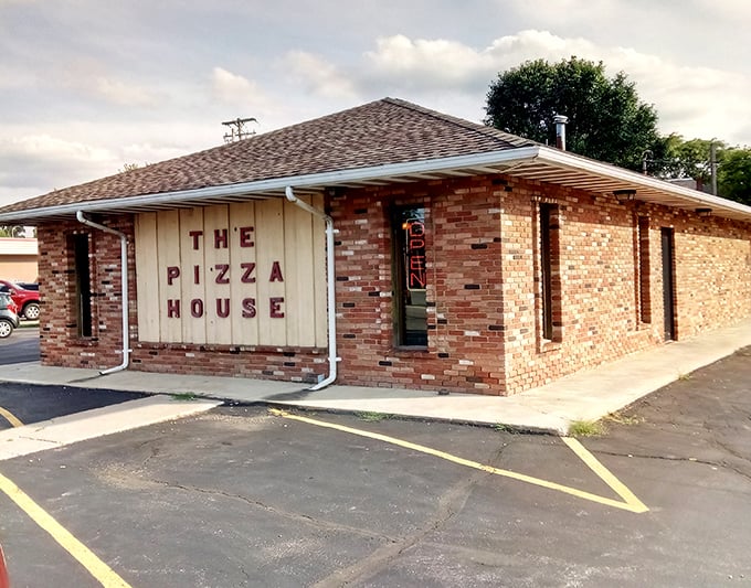 The Pizza House embodies unpretentious local dining—where the food is honest, the prices are reasonable, and nobody's trying to reinvent the wheel or deconstruct your dinner.
