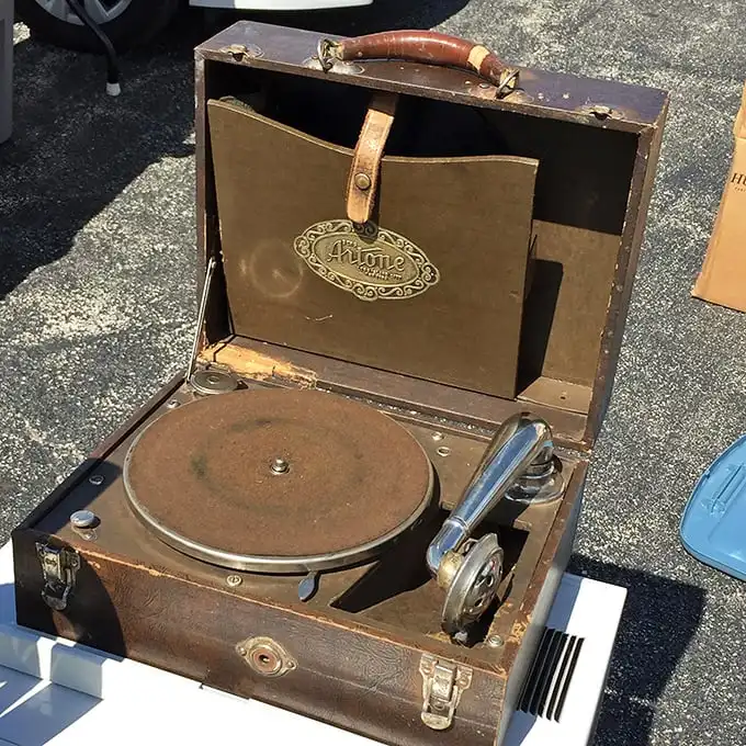 This isn't just a record player—it's a time machine disguised as luggage. Hipsters would fight to the death for this analog treasure.