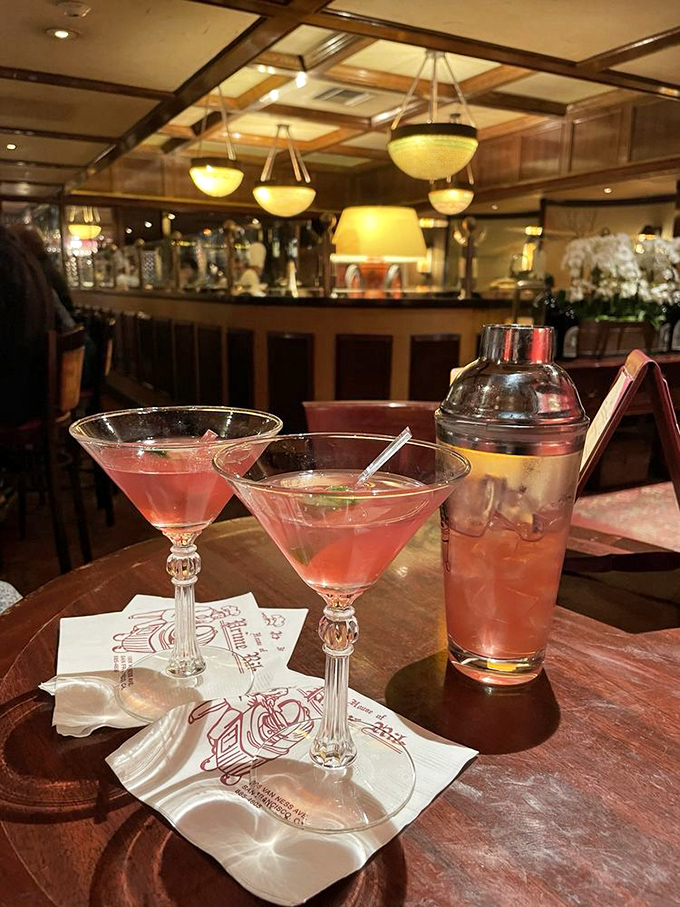 Classic cocktails served with old-school elegance – these aren't trendy mixology experiments, but perfectly executed traditions that complement the timeless atmosphere.