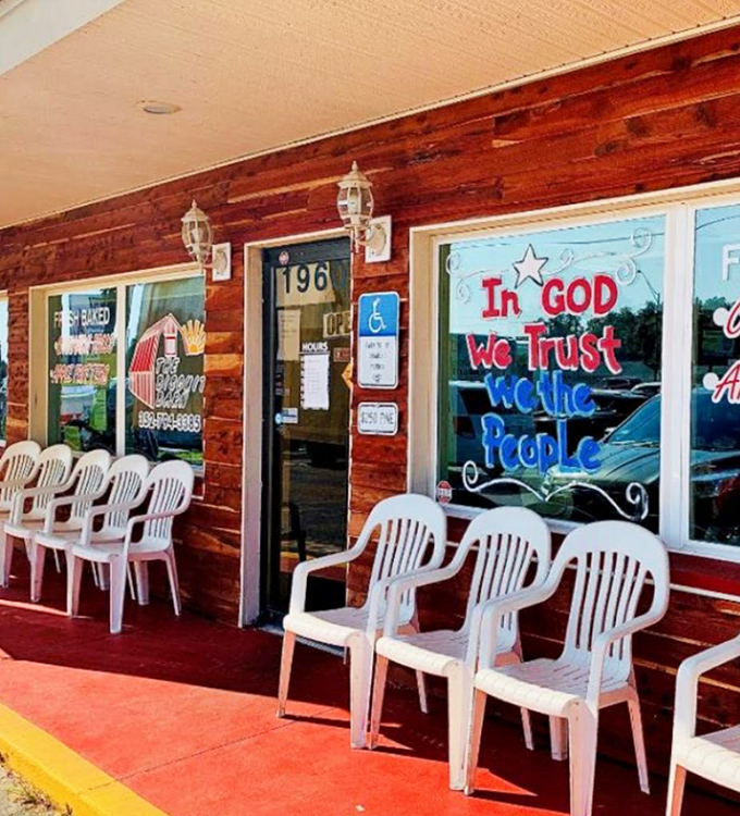 "In God We Trust, We Like People" – a window message that captures the welcoming spirit of this Crystal River gem.