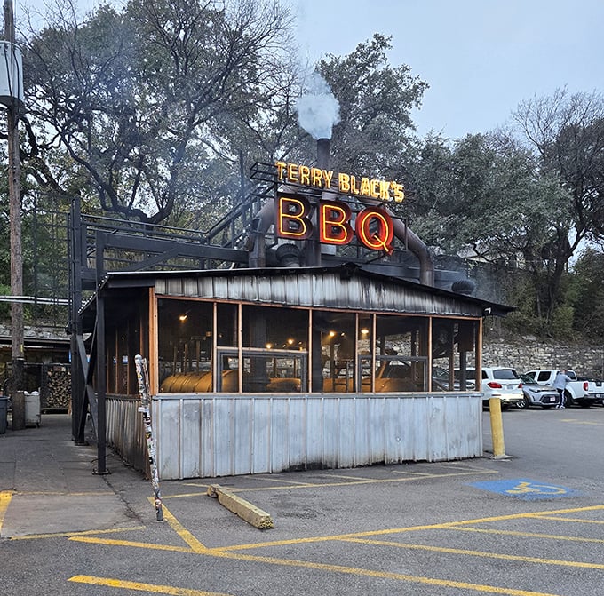 As dusk falls, the Terry Black's sign takes on an almost mystical quality. The smoke rising from the building isn't pollution—it's a promise.