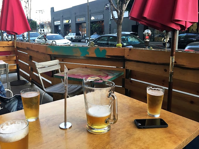 Outdoor dining with urban flair – where beer pitchers and sunshine create the perfect backdrop for Mediterranean-inspired feasting.