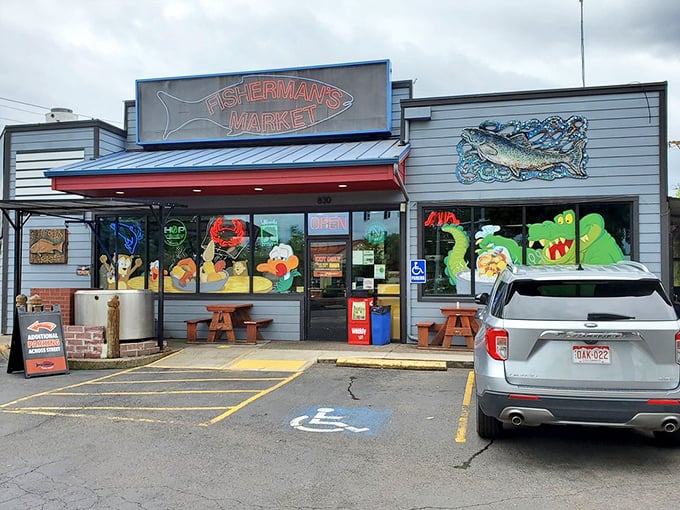 By day, just a humble parking lot. By night, the starting line for your personal seafood marathon. The finish line? Pure satisfaction.