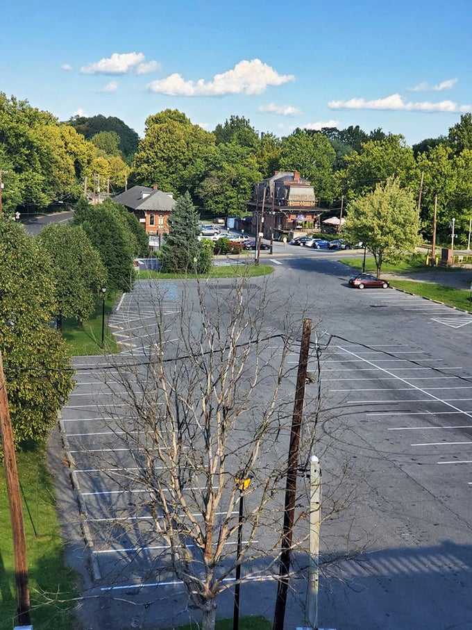 Beyond the parking lot lies a hidden gem—proof that Pennsylvania's best culinary treasures aren't always in obvious places.