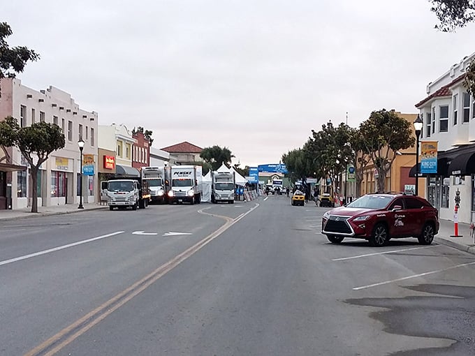 Early morning on Broadway Street offers serious antiquers the calm before the storm – locals know this is when the real deals happen.