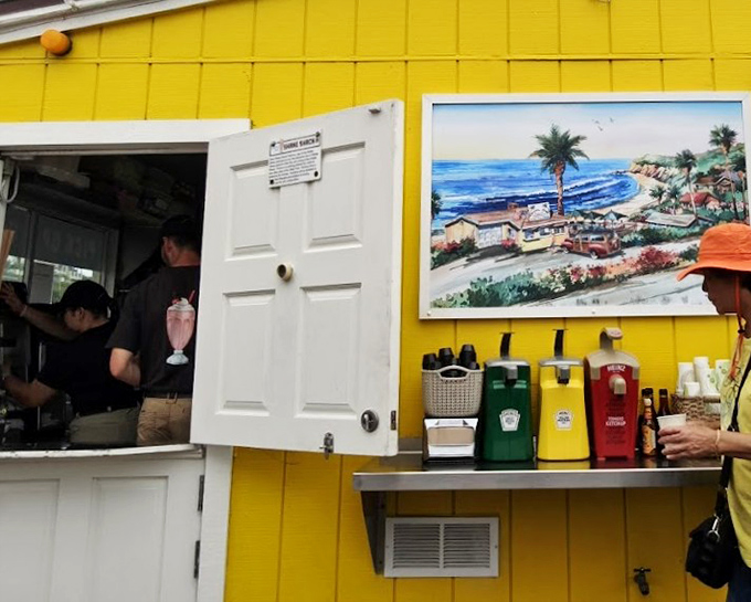 Ocean views and shake perfection – this little yellow hut has been California dreaming in liquid form since the 1940s.
