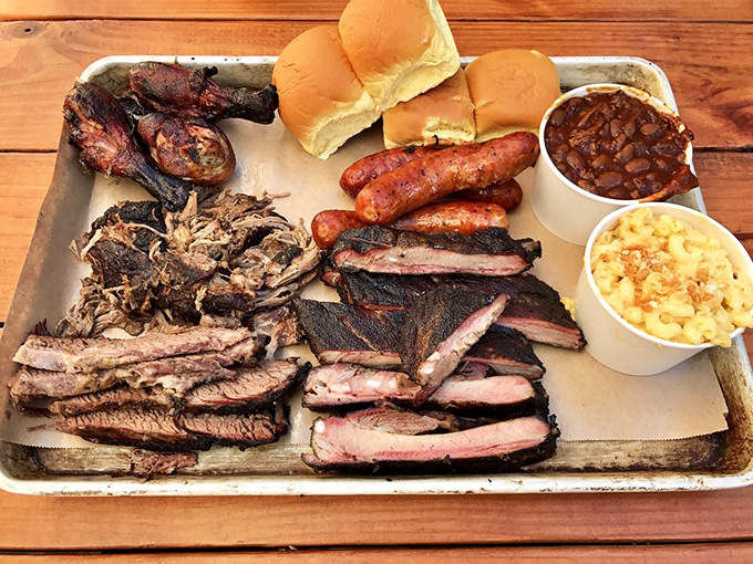 A barbecue platter that makes you want to cancel your afternoon plans—because the only appropriate follow-up to this feast is a nap.