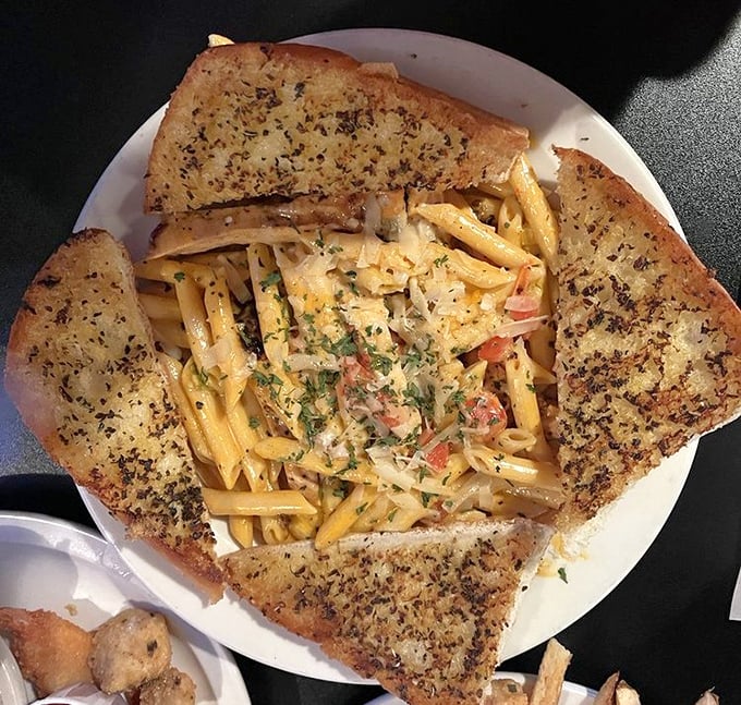 This pasta dish surrounds itself with garlic bread bodyguards, though they're likely to be dipped into that creamy sauce before the meal's end.