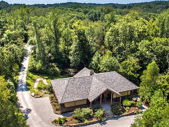 The Makanda Inn nestles into the forest like it grew there naturally – a perfect basecamp for exploring Southern Illinois' hidden treasures.