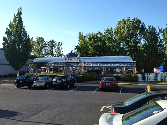 The parking lot fills early on weekend mornings. Locals know to arrive before 9am or be prepared to wait – but trust us, it's worth it.