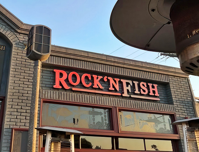 That red signage against blue brick – like a beacon for hungry souls, it's the maritime equivalent of "follow the yellow brick road" for seafood lovers.