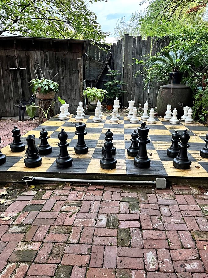 A life-sized chessboard in the garden where you can contemplate your next move while contemplating your next beer. Checkmate, ordinary afternoons.