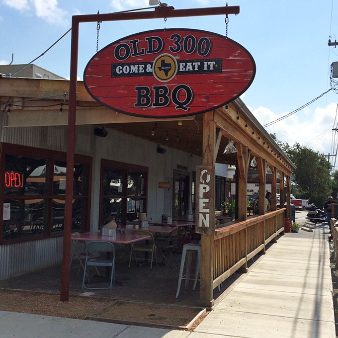 "Come & Eat It" isn't just a sign—it's the most sincere invitation in Texas. That red oval sign might as well be a barbecue bat signal.