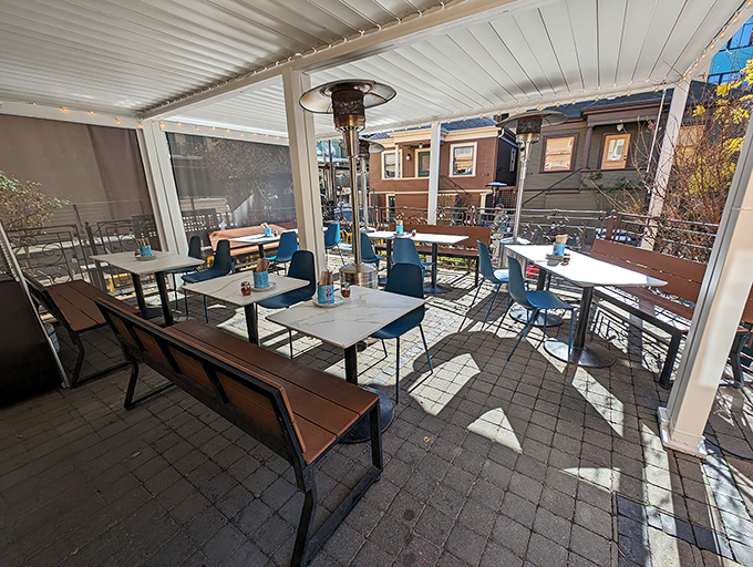 Al fresco dining Berkeley-style – where perfect weather meets perfect pizza in harmonious outdoor bliss.