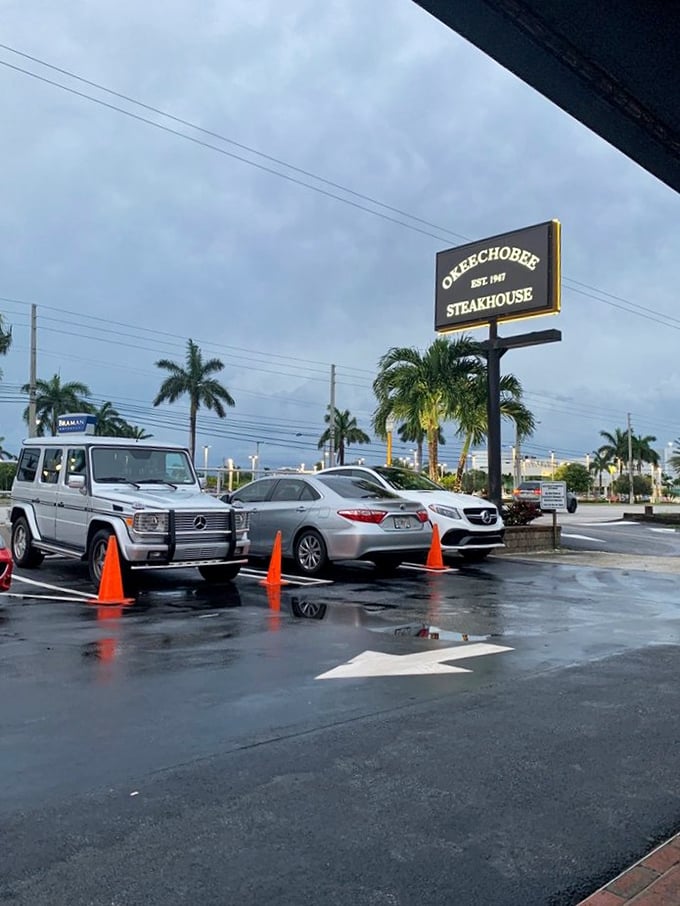 Even Florida rain can't deter devoted diners—they'd probably swim here if necessary for a taste of that legendary beef.