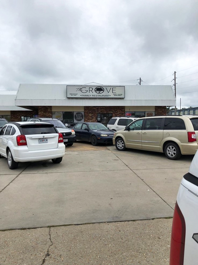 A packed parking lot—the universal sign language for "the food inside is worth waiting for." Local license plates tell the story: this isn't just for tourists.