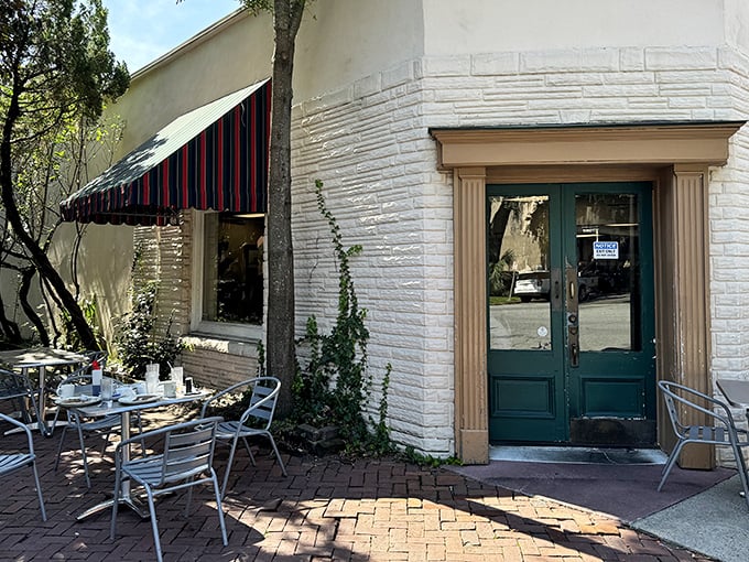 Brick pavers and dappled sunlight create the perfect setting for alfresco dining. Savannah mornings were made for tables like these.