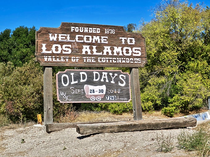 "Valley of the Cottonwoods" indeed – this weathered welcome sign tells you everything you need to know about Los Alamos's unpretentious charm.