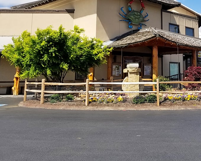 The giant blue crab on Harpoon Harry's roof isn't just decoration—it's practically a lighthouse for hungry seafood lovers in Pigeon Forge!