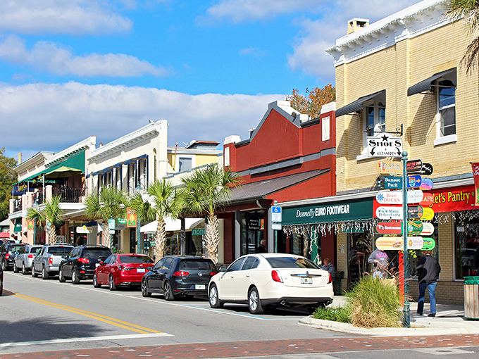 Mount Dora's main street – where time slows down and every shop window beckons with treasures waiting to be discovered.