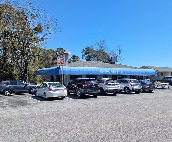 Where seafood dreams come true! Calabash Seafood Hut's packed parking lot tells you everything you need to know.