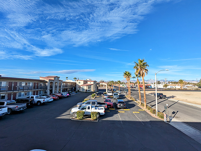 Desert motels with palm trees and mountain views – the California dream at Social Security-friendly prices. No beachfront surcharge here!