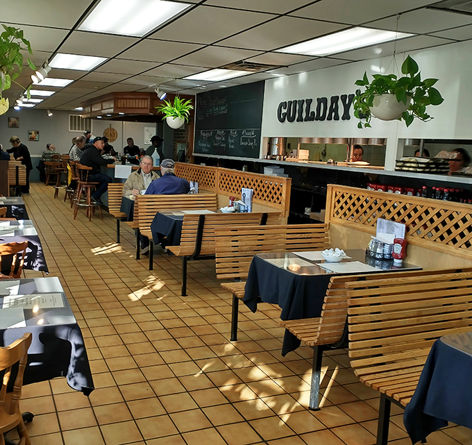 Wooden booths, hanging plants, and the gentle hum of breakfast conversations – this is where morning memories are made in Newark.