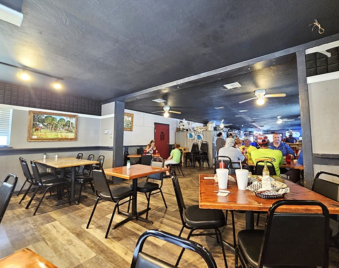 Inside, wooden tables and simple décor create that rare atmosphere where conversations flow as freely as the sweet tea.
