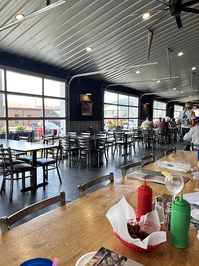 Inside, practical metal ceiling panels and simple furnishings signal the priorities here: no-nonsense comfort where the food—not the decor—deserves your undivided attention.