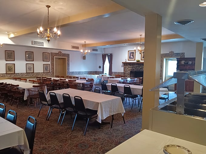 The dining room balances colonial charm with comfortable practicality – where George Washington might have plotted revolution, you'll be plotting your return visit.