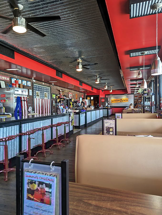 Red walls and industrial chic meet comfort – where serious barbecue happens without the serious attitude.